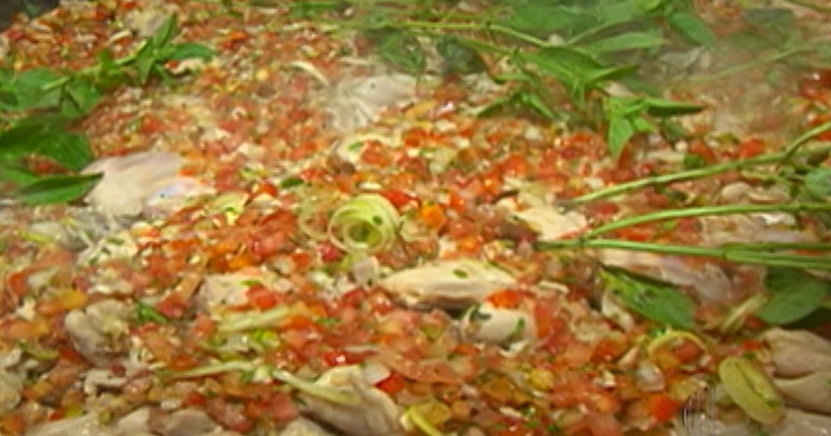 G1 - Devotos do Divino saboreiam tradicional Frango à Basilicata ...