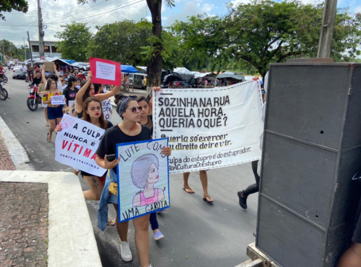 Grupo Faz Caminhada Pedindo Justiça No Caso De Estupro Da Mulher