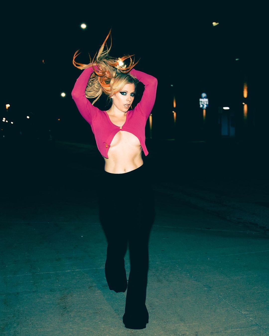 Avril Lavigne Posa Com Decote Underboob Em Sessão De Fotos Revista Marie Claire Celebridades