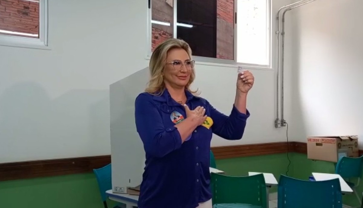 Candidata ao governo de MT, Márcia Pinheiro (PV) vota em Cuiabá ...