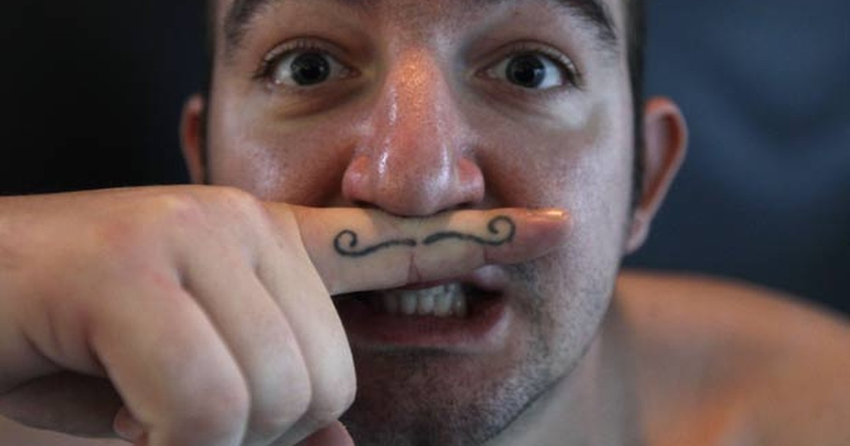 G1 - Homem exibe 'bigodinho' com tatuagem no dedo no Panamá - notícias ...