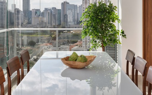 130 m² com varanda aberta para sala e décor em tons de cinza - Casa ...