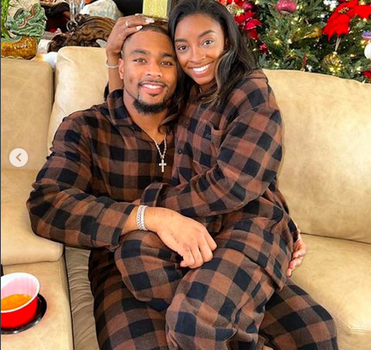 Ginasta Simone Biles posa de pijama com o noivo jogador de futebol ...