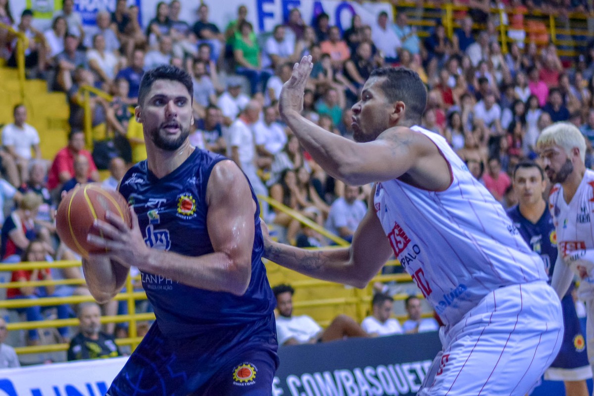 Aos 31 anos, pivô Mineiro anuncia aposentadoria no basquete: "Misto de ...