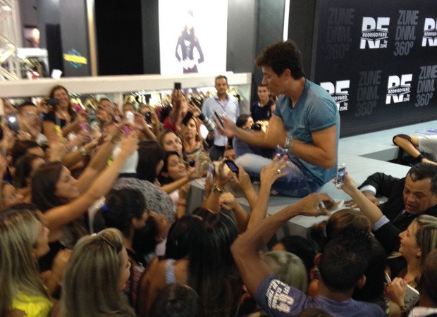 Rodrigo Faro causa tumulto ao lançar linha de roupas em SP - Quem ...