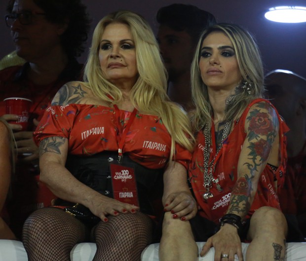 Monique Evans confere desfiles das campeãs e troca beijos com Cacá ...