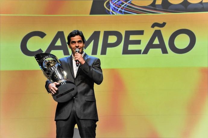 Marcos Gomes festeja título inédito da Stock Car e sonha com bicampeonato