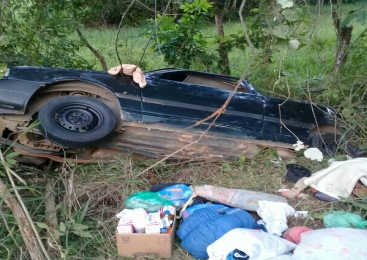Carro ocupado por oito pessoas capota na MG-429 em Lagoa da Prata ...