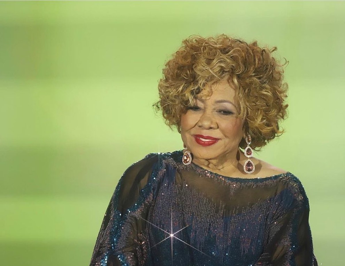 Alcione recebe as flores em vida do Prêmio da Música Brasileira e da ...