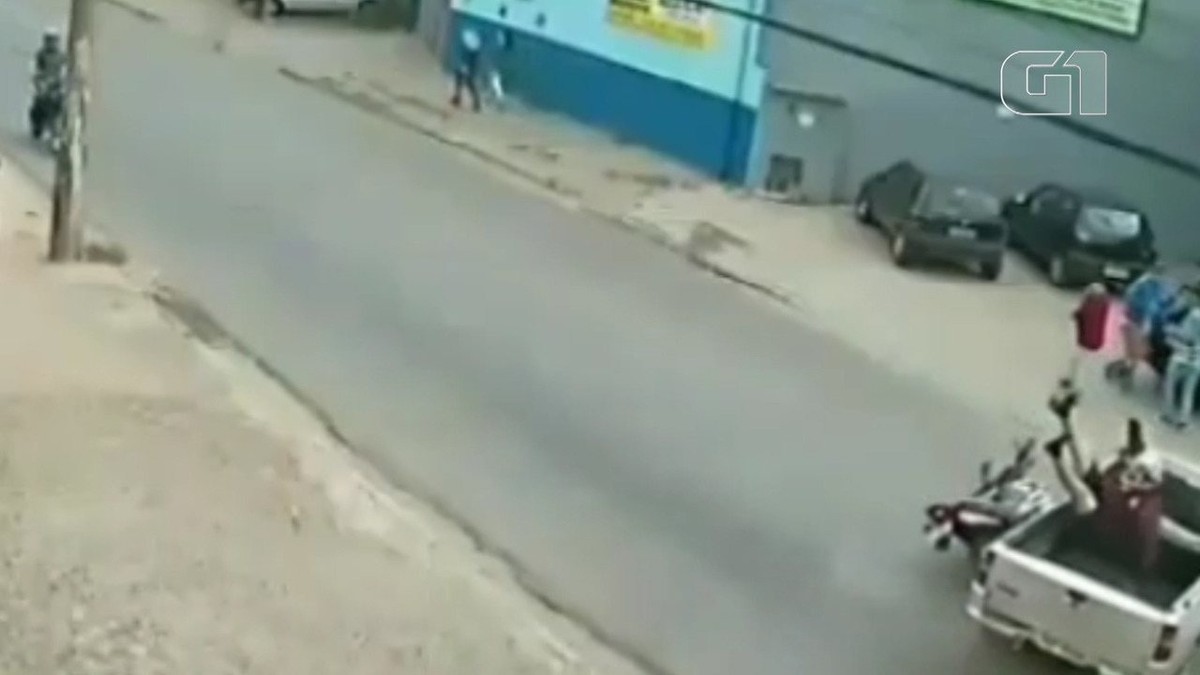 VÍDEO: Motociclista é arremessado dentro de caçamba de caminhonete em ...