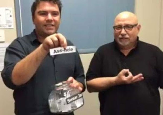 G1 - Instrutor de língua de sinais ensina palavrões em festival na ...