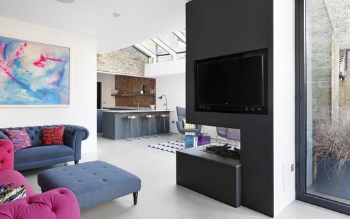 Pink, azul marinho e preto em clima industrial moderno - Casa Vogue | Casas