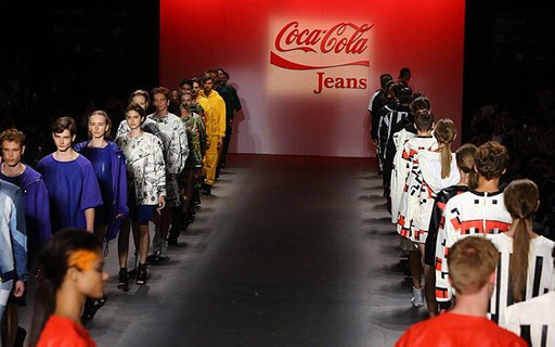 Análise: Coca-Cola Jeans presta homenagem ao Brasil - Quem | Moda