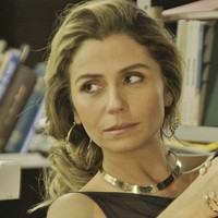 Atena descobre infância dura de Romero - notícias em Vem por aí