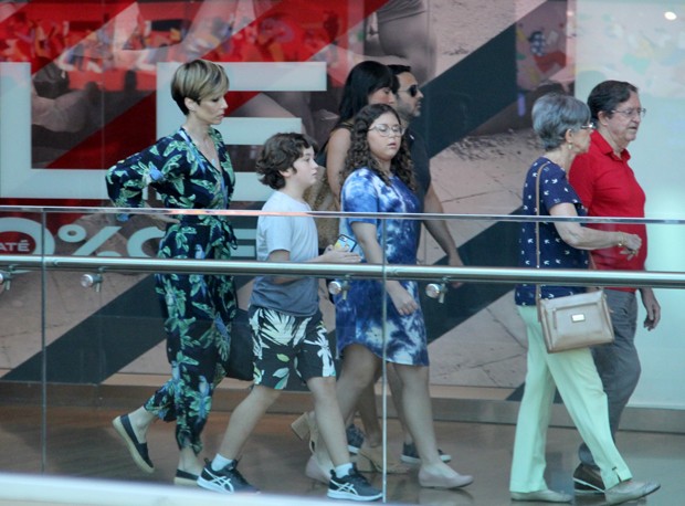 De volta ao Brasil, Ana Furtado passeia em shopping com a filha - Quem ...