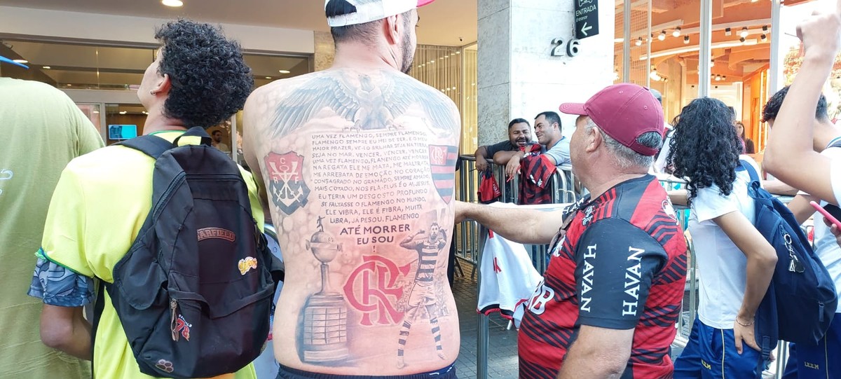Com tatuagem gigante de Gabigol nas costas, torcedor vai ao hotel do ...