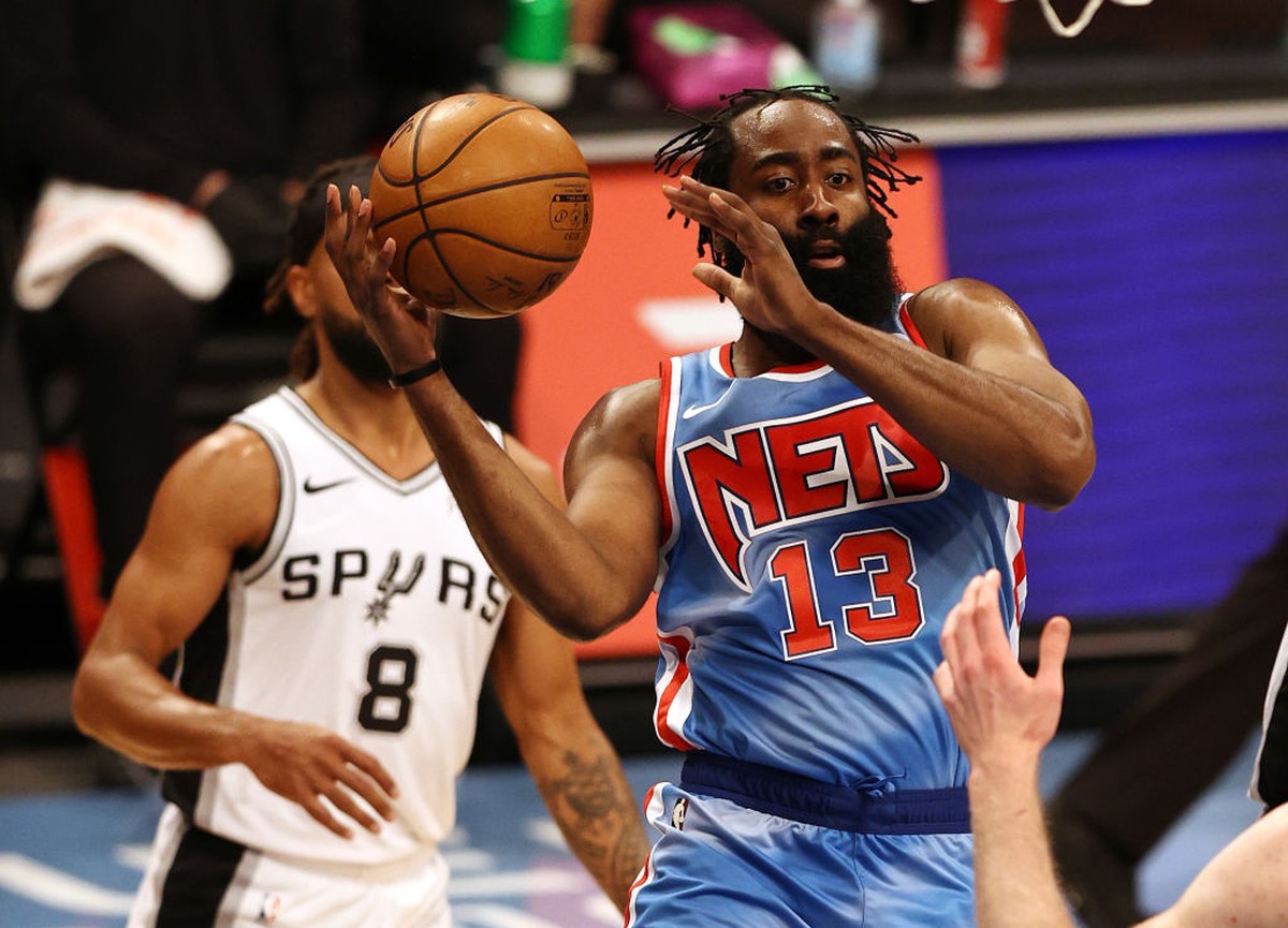 Harden retorna após mais de um mês, e Brooklyn bate os Spurs | nba | ge