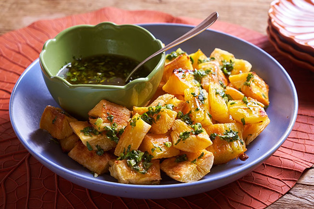 Mandioca assada com molho verde | Receitas