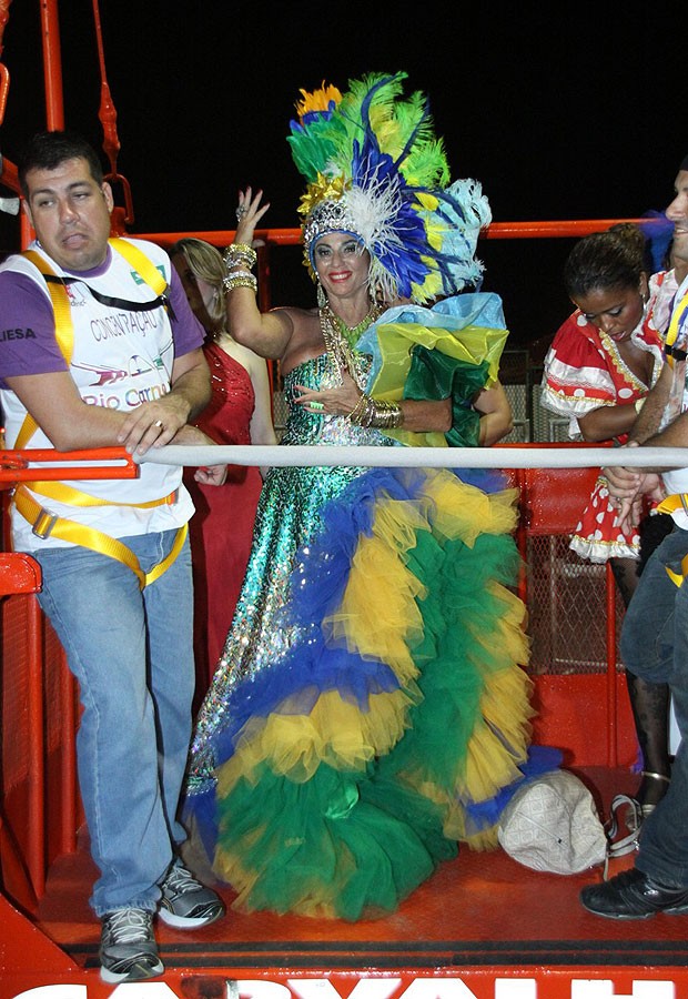 Cida Moraes faz graça como Carmen Miranda - Quem | Rio de Janeiro