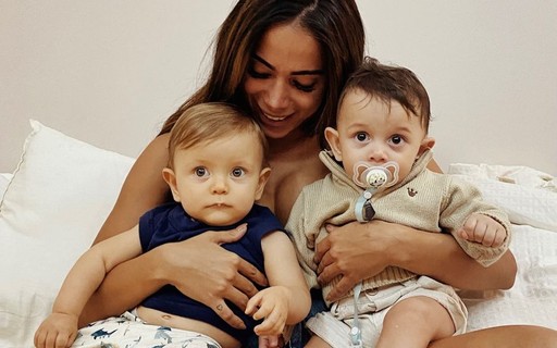 Anitta posa com os sobrinhos e seguidores especulam: "Sinto alguém com ...