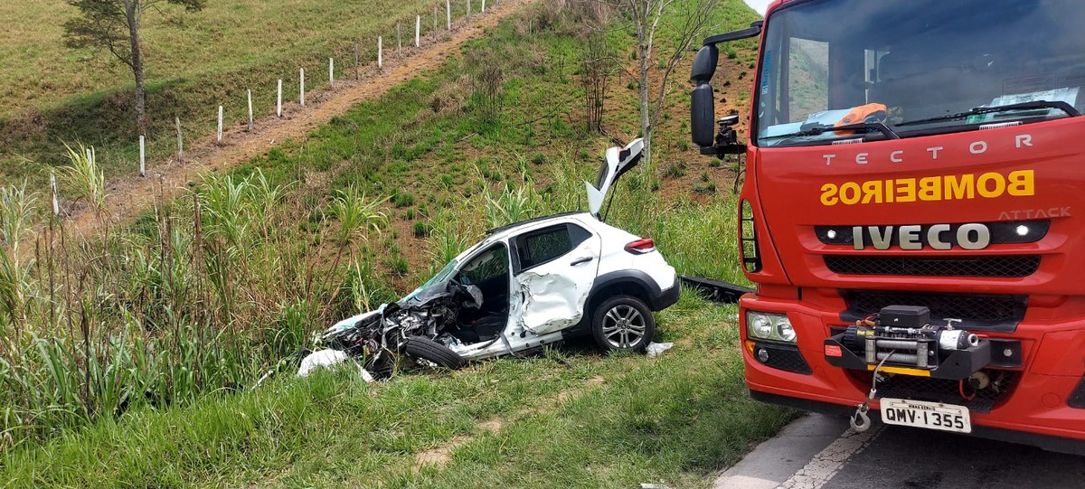 Batida entre carro e caminhão causa uma morte na BR-267, em Juiz de Fora | Zona da Mata | G1