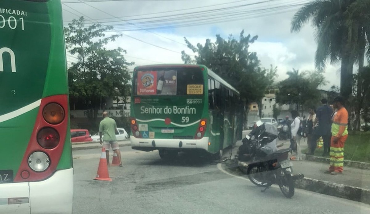Ciclista fica ferido ao se envolver em acidente com ônibus em Angra dos ...