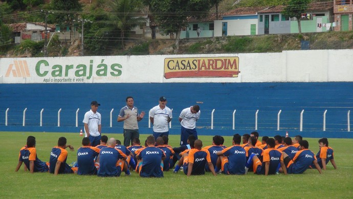 De volta ao comando, Lino se reúne com elenco e analisa esquema tático ...