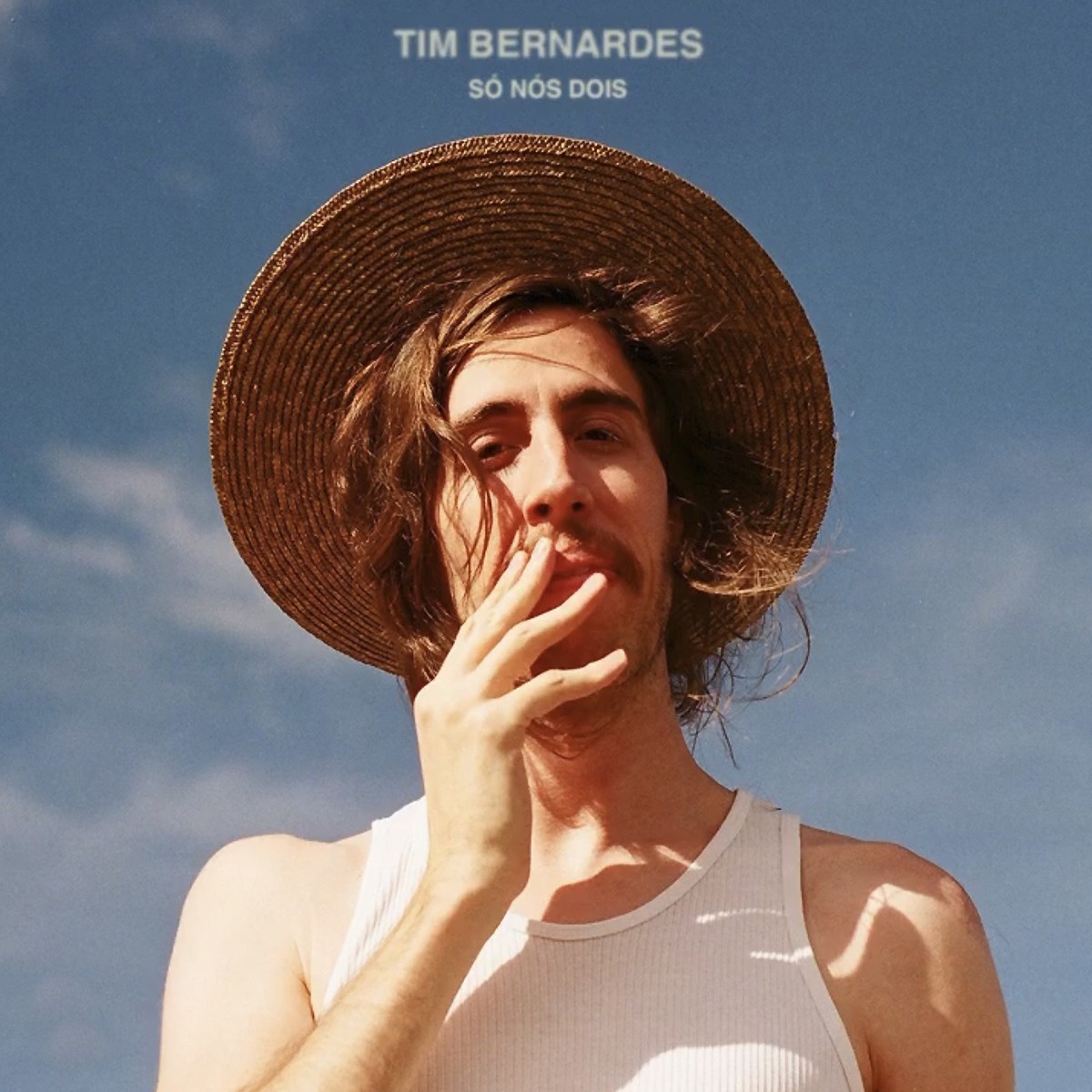 Tim Bernardes exalta o amor romântico no inédito single 'Só nós dois ...