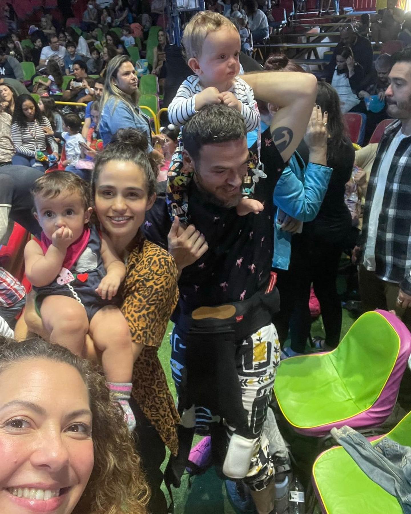 Emilio Dantas abre álbum de fotos dos gêmeos, Roque e Raul, e encanta ...