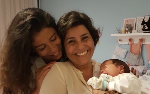 Sogra de Tatá Werneck paparica a neta Clara Maria - Quem | QUEM News