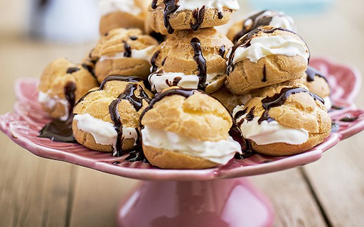 Profiteroles com chantilly e chocolate - Casa e Jardim | Doces