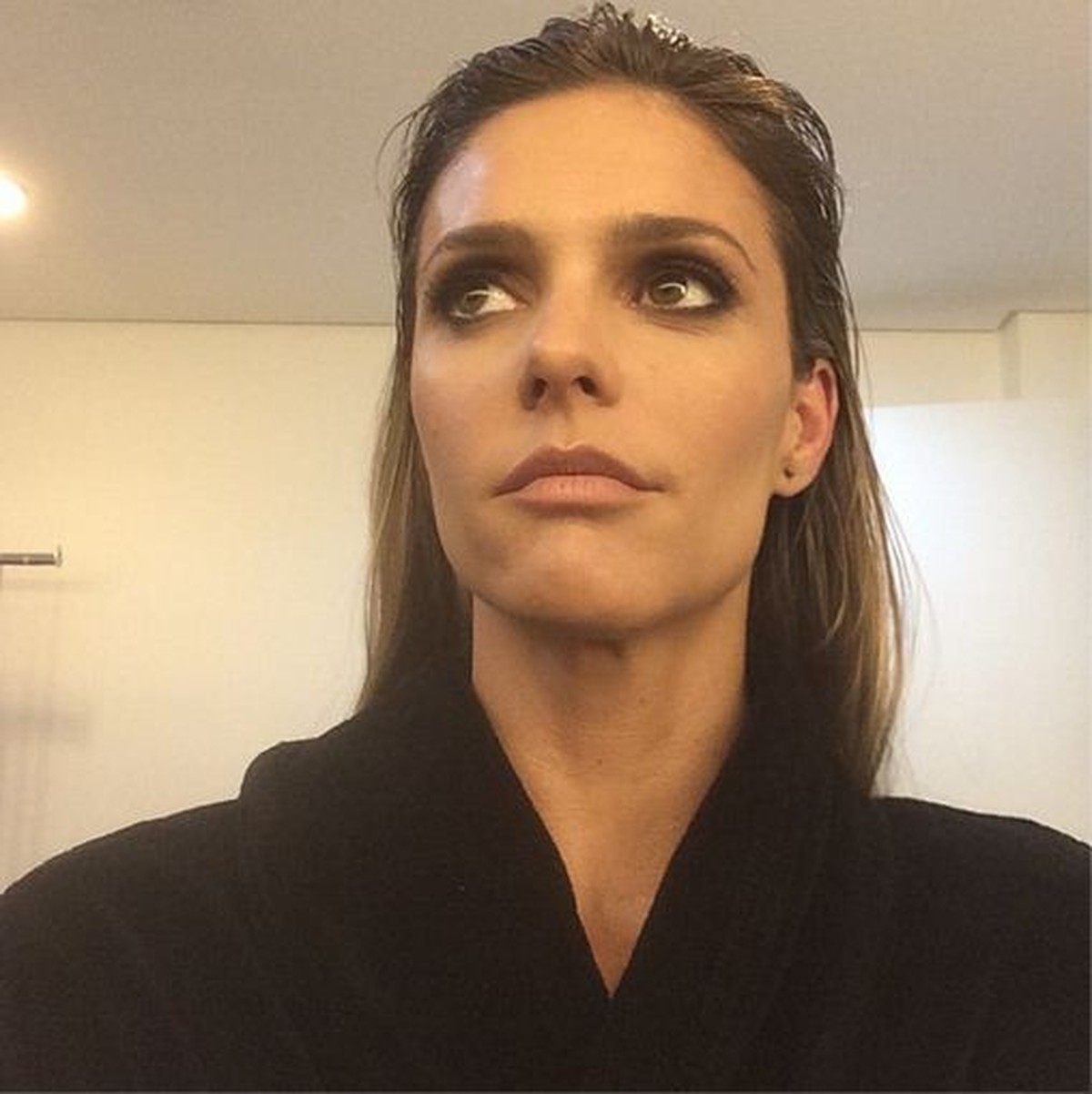 Fernanda Lima posta selfie em dia de shooting para capa de revista ...