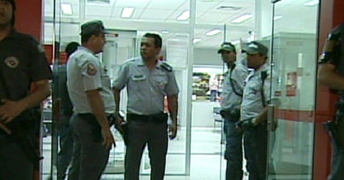 G1 - Criminosos liberam reféns de banco em SP e se entregam à polícia ...