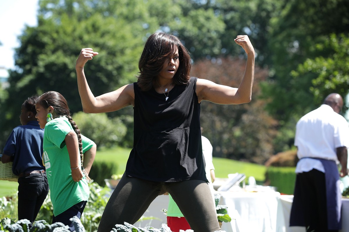 Michelle Obama ostenta braços em forma durante colheita na Casa Branca ...