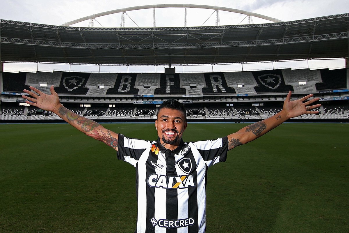 Para a alegria do pai, Kieza é oficialmente do Bota: "Felicidade imensa ...