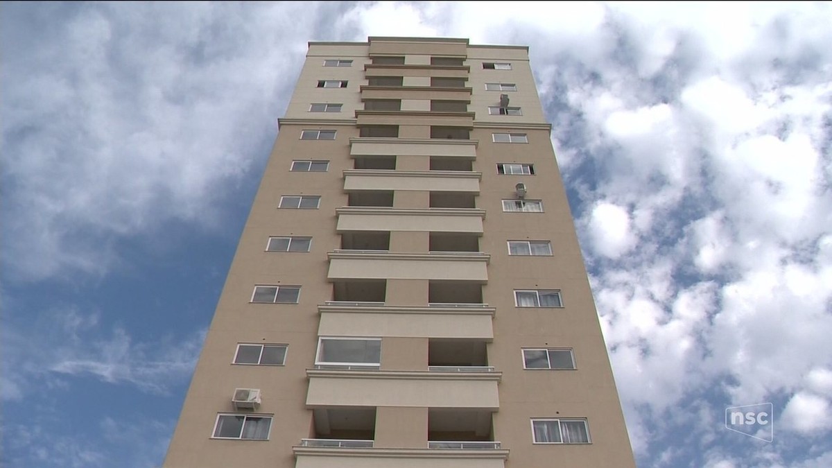 Seis andares de prédio de Itajaí que tinha sido desocupado por risco de ...
