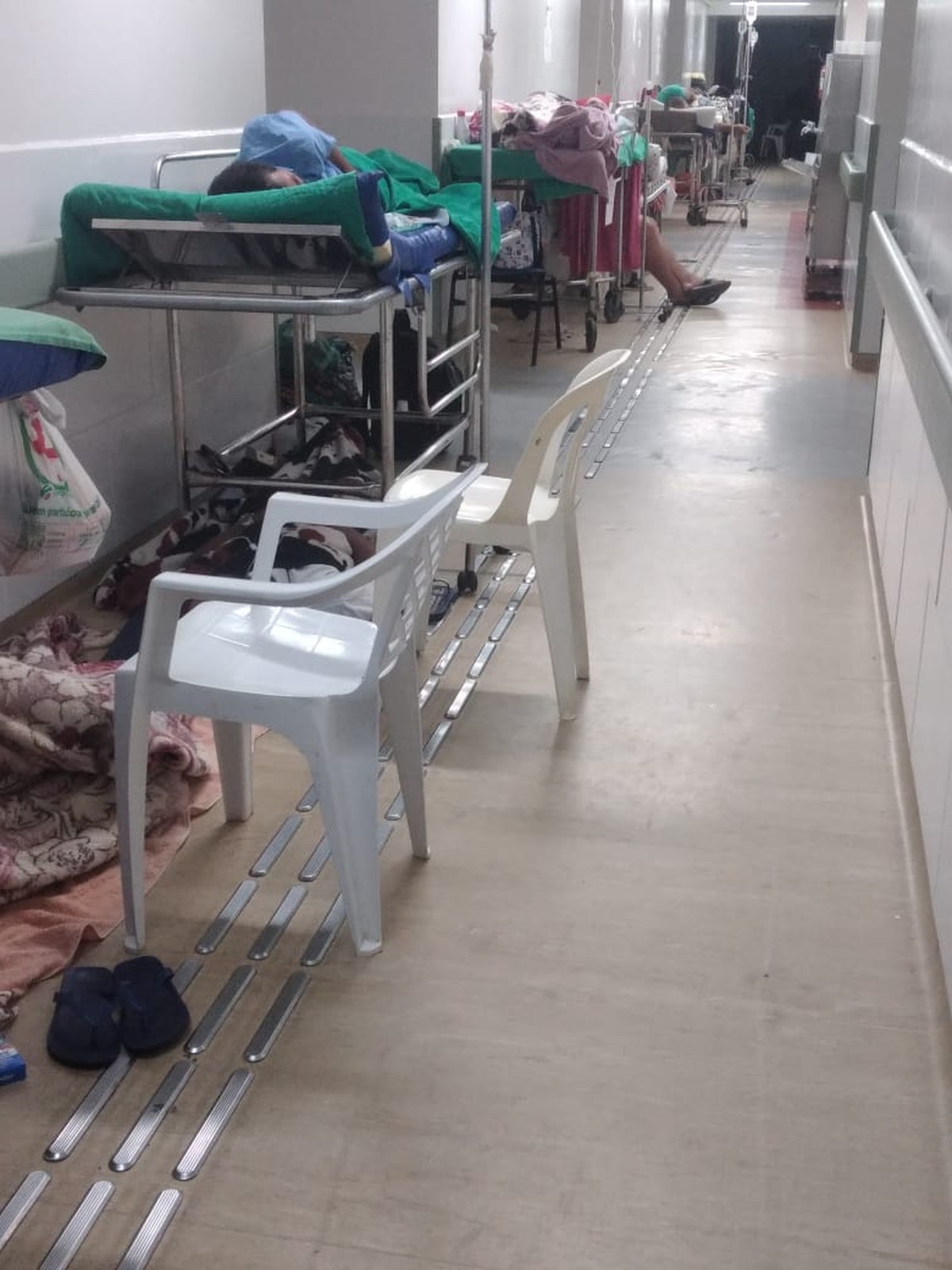 Imagens mostram pacientes acomodados em corredores do pronto-socorro em ...