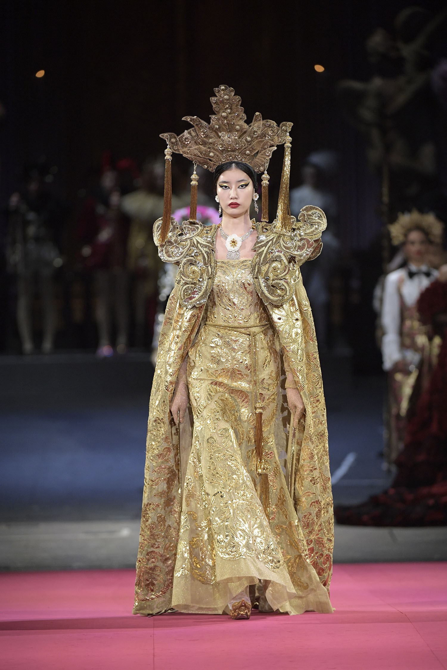 O espetáculo de Alta Moda da Dolce & Gabbana no palco do Teatro Alla ...