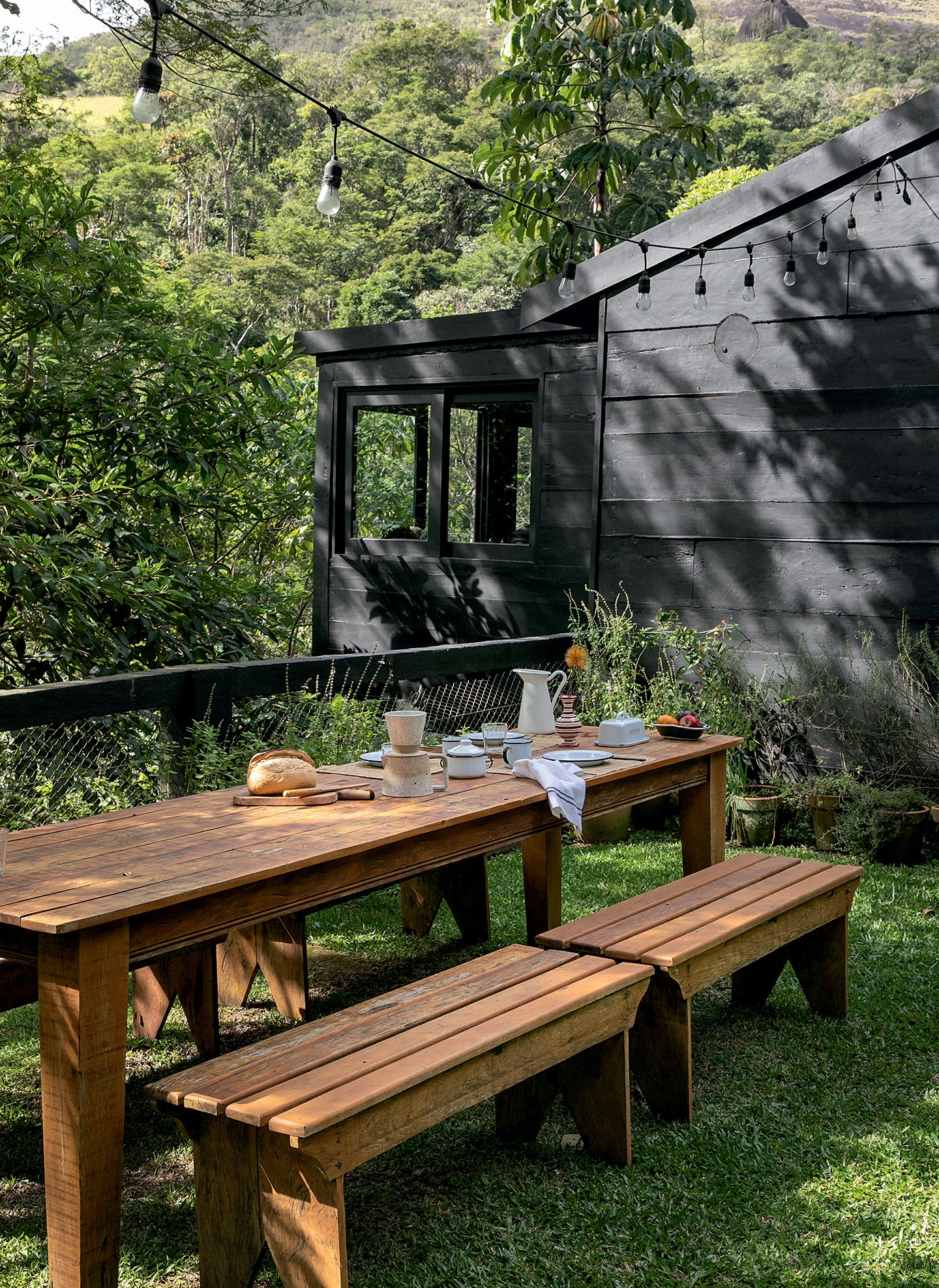 Casa de palafita e madeira de demolição convive em harmonia com a ...