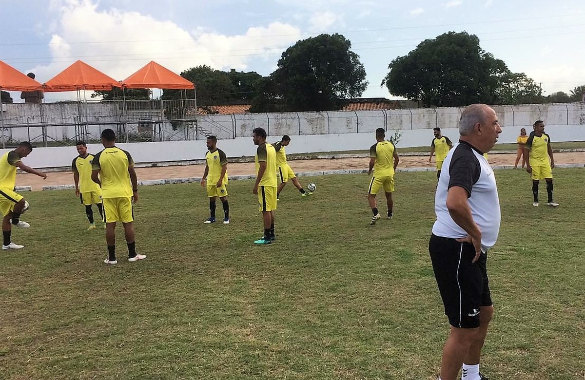 Para definir escalação, Nedo Xavier fecha o treino antes de pegar o CSA ...