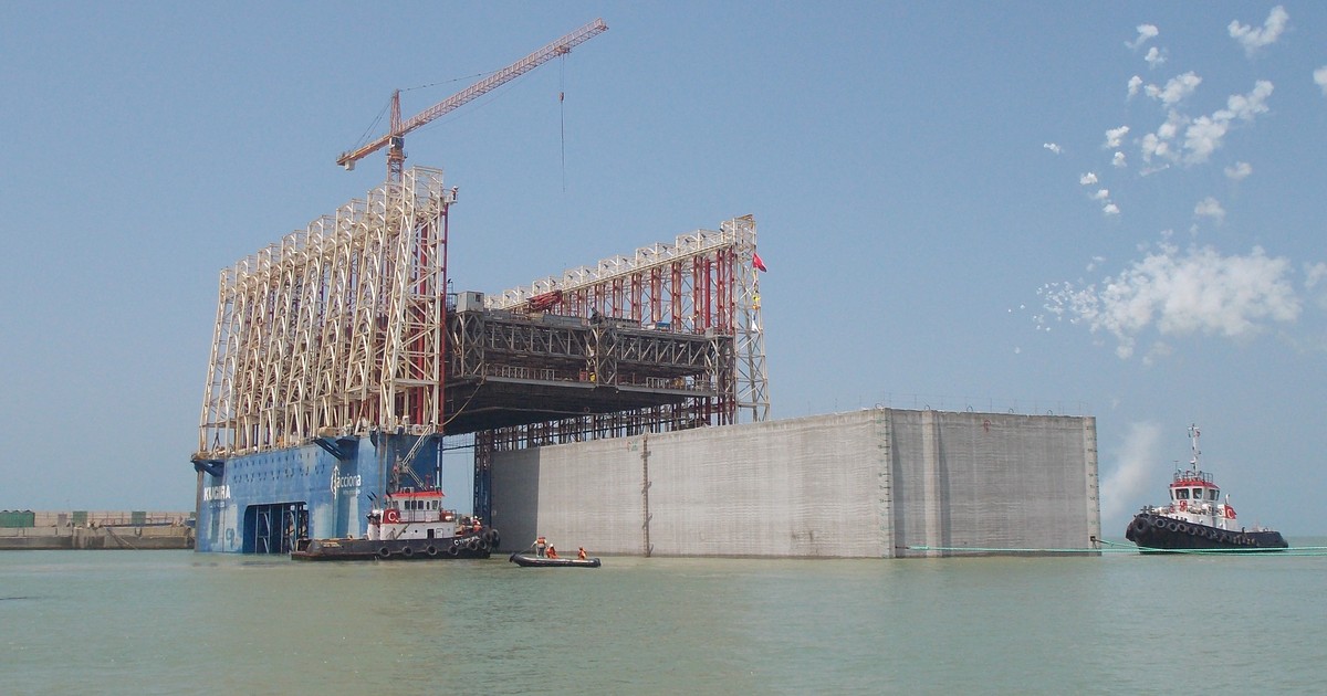 G1 - Maior dique flutuante do mundo deixa o Porto do Açu em São João da ...