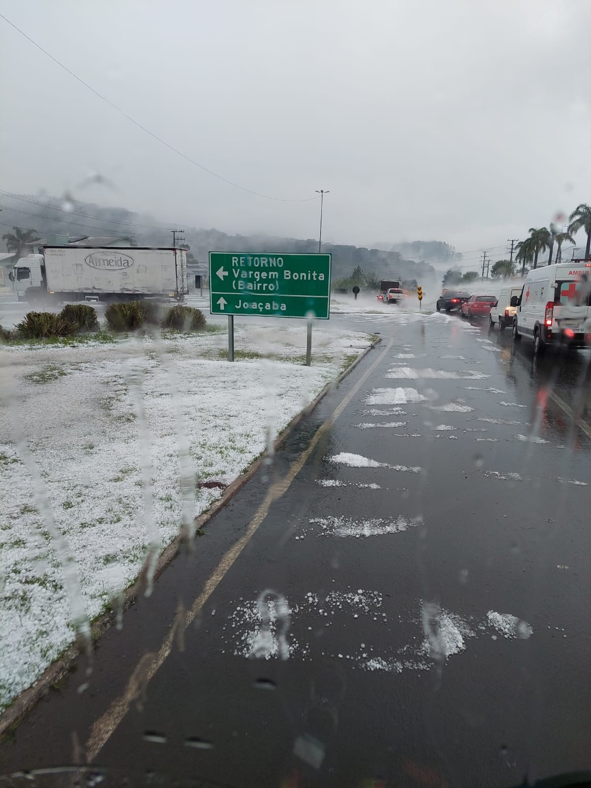 Queda de granizo muda a paisagem e gera estragos em cidades de SC ...