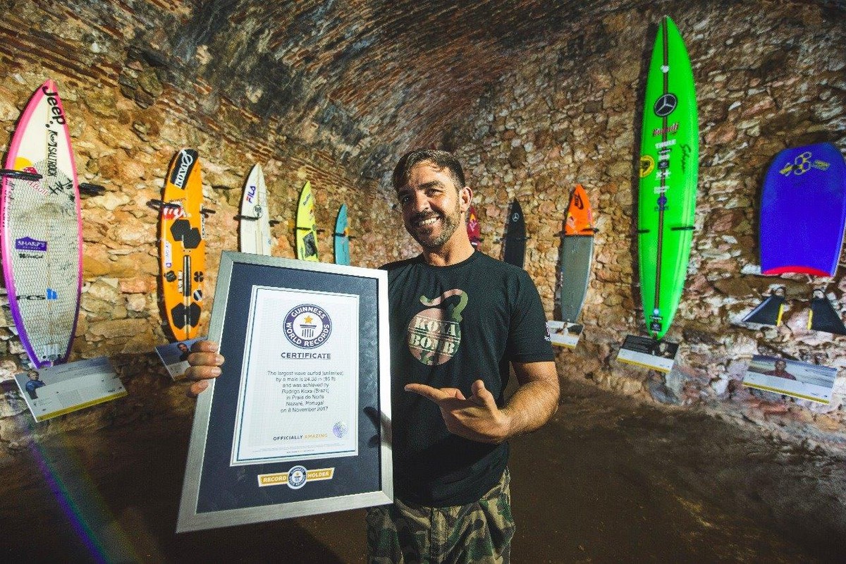 Rodrigo Koxa recebe placa do Guinness Book pela maior onda já surfada ...