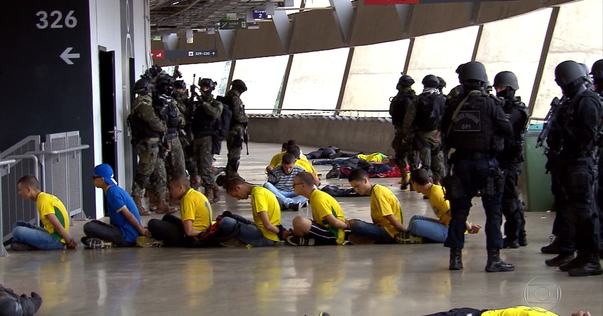 G1 - Tropas simulam combate ao terrorismo no estádio Mineirão ...