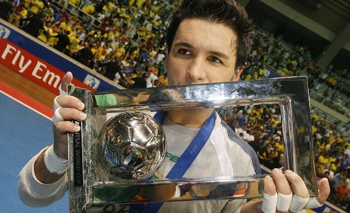 Aos 44, campeão mundial interrompe aposentadoria e anuncia volta ao futsal
