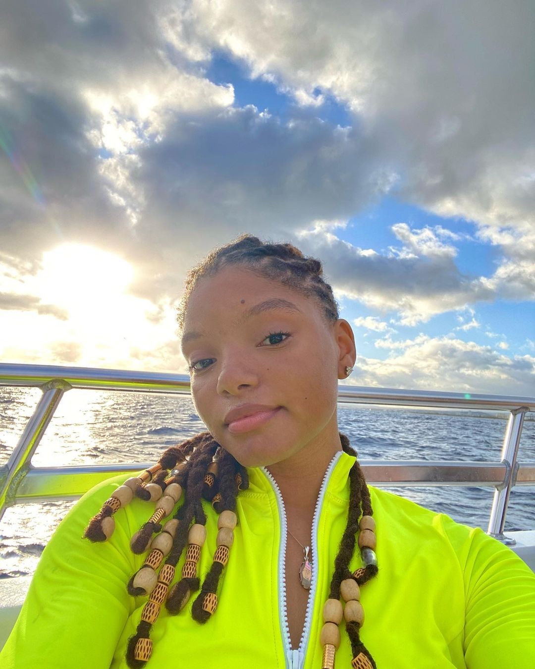 18 looks de beleza usados por Halle Bailey que provam que ela é uma ...