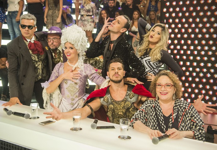 Flávia Alessandra e jurados vestem roupas de época no 'Amor & Sexo ...