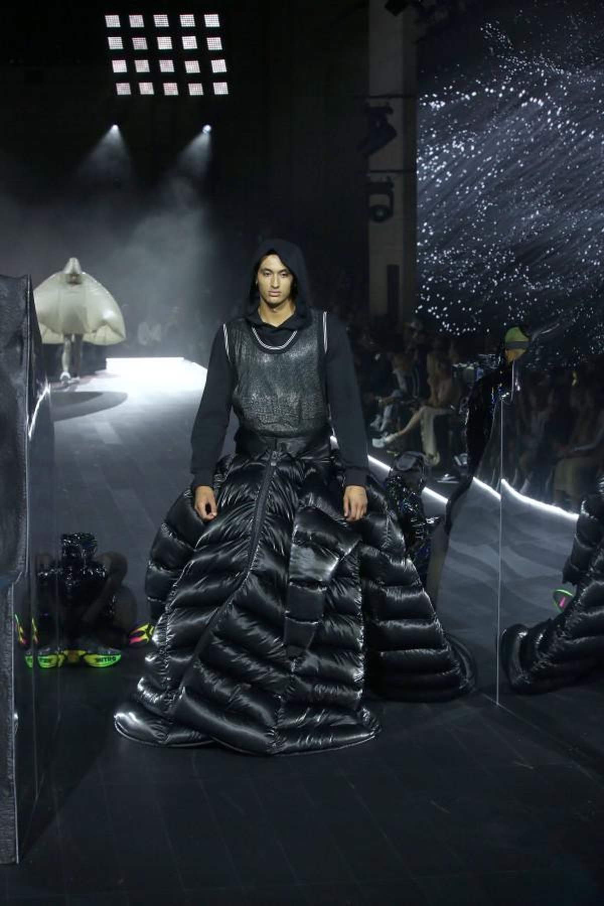 Cria dos Lakers, Kuzma desfila em Nova York com saia feita de jaquetas ...