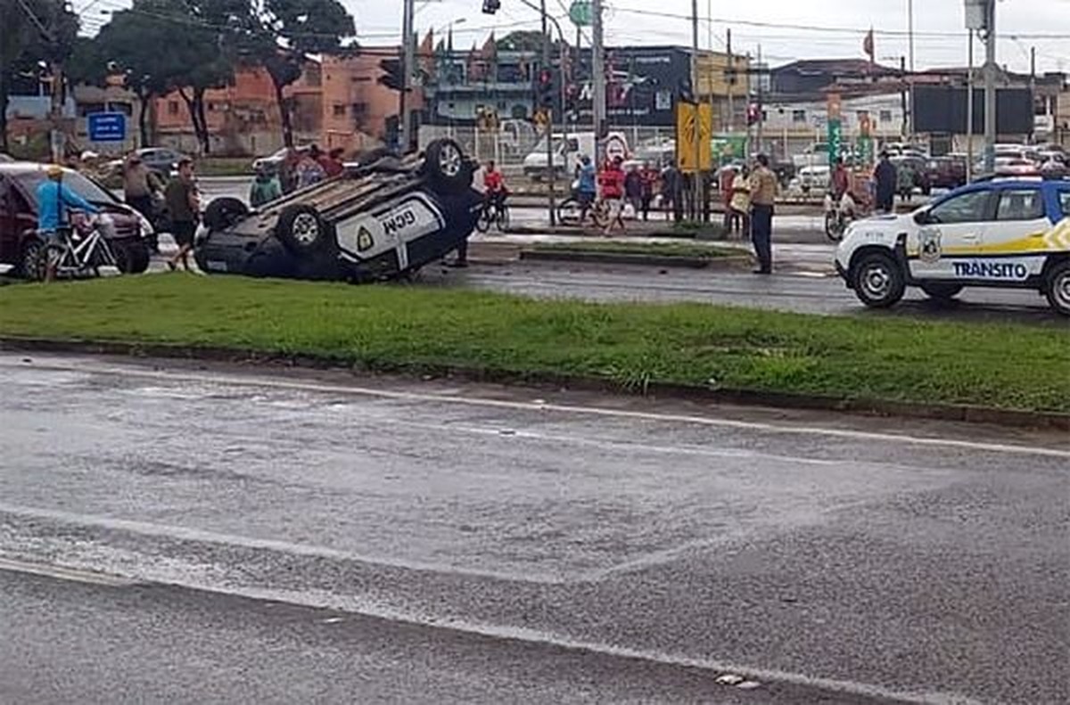 Carro da Guarda Municipal da Serra capota em acidente na BR-101, no ES | Espírito Santo | G1