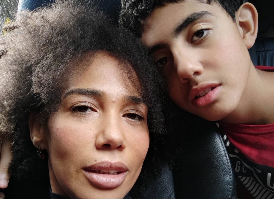 Mãe de Arthur Singer fala como lida com morte do ator e cantor aos 13 ...